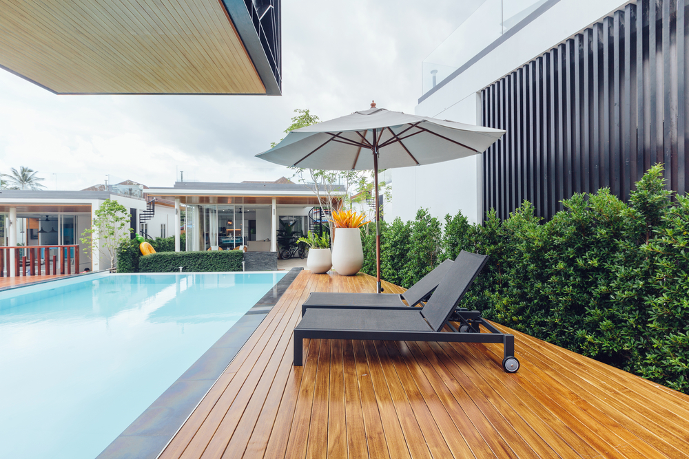 Amenajare curte cu piscina: tendinte moderne in designul exterior